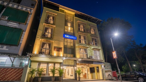 Um edifício de vários andares com uma placa indicando 'fab hotels'.