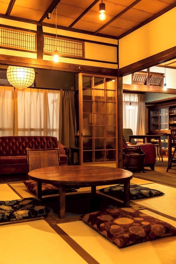 9 Min. Walk From Beppu Station / Rental Of An Old Reclaimed House / Max. 6 People / Inn Where You Can Spend A Special Time With One-of-a-kind Vessels And Furniture / Free Wi-fi - Japan