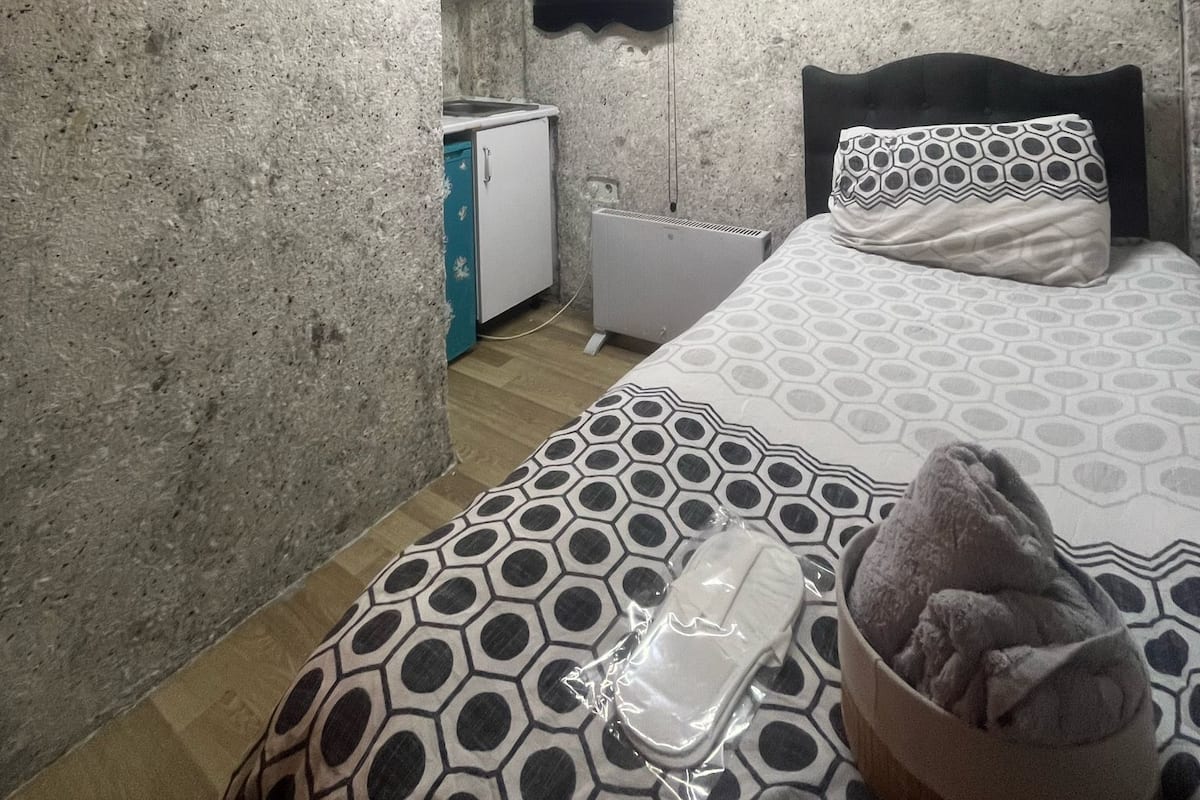 Quarto Individual Básico | 1 quarto, minibar, ferro/tábua de engomar, Wi-fi grátis