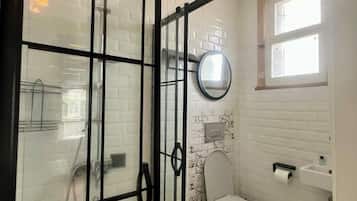 Quarto Standard | Casa de banho | Um polibã, artigos de higiene pessoal grátis, um secador de cabelo