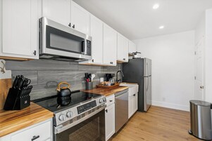 Estúdio Deluxe | Cozinha privada | Uma cafeteira/bule, Rolo de cozinha