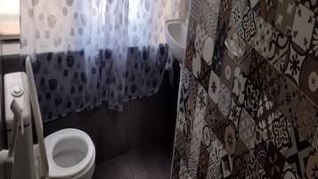 Quarto Familiar | Casa de banho | Toalhas fornecidas, sabão, champô