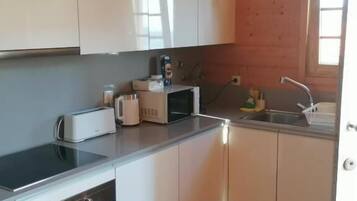 Chalé, vista para a praia | Cozinha privada | Uma cafeteira/bule, uma chaleira elétrica, uma cadeira de bebé