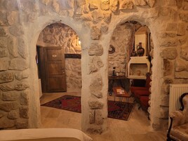 STONE SUIT 107 | Roupas de cama premium, ferros/tábuas de passar roupa, Wi-Fi de cortesia