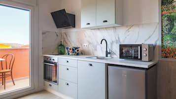 Estúdio superior, terraço | Cozinha privada | Geladeira, micro-ondas, cooktop, talheres/pratos/utensílios de cozinha