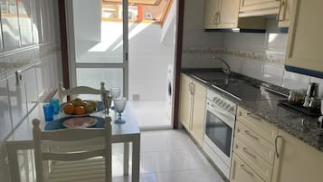 Geladeira, micro-ondas, cooktop, talheres/pratos/utensílios de cozinha