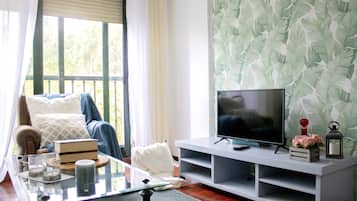 Apartamento, 3 quartos | Área de estar | TV