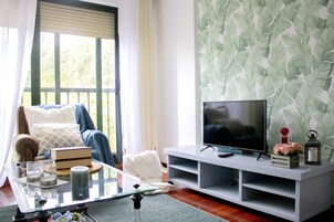 Apartamento, 3 quartos | Sala de estar | Televisor 