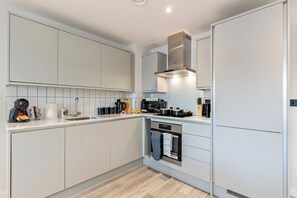 Apartamento | Cozinha privada | Um frigorífico, um micro-ondas, um forno, uma placa de cozinha 