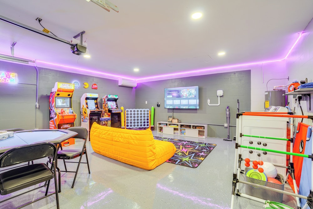 Mid-century Lakeland Home W/ Game Room! - Lakeland, FL