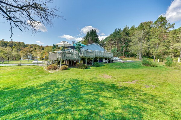 Creekside Catskills Retreat: Deck, Bbq, & Firepit - Livingston Manor, NY