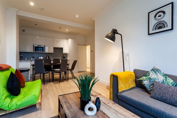 Apartamento | Sala de estar | Televisor