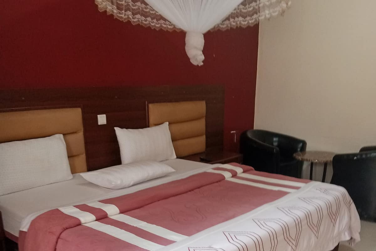 Quarto casal luxo, 1 cama Queen, sacada | Escrivaninha, ferros/tábuas de passar roupa, Wi-Fi de cortesia