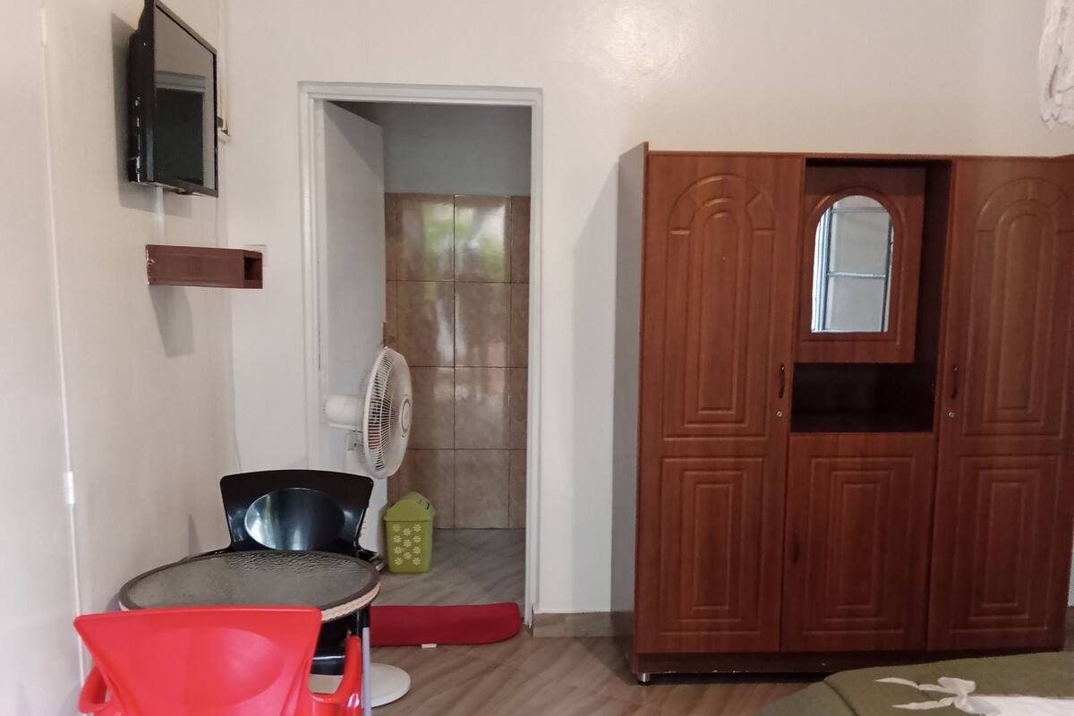 Quarto casal clássico | Escrivaninha, ferros/tábuas de passar roupa, Wi-Fi de cortesia