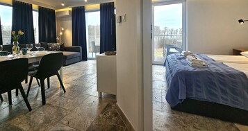 Apartamento Comfort, varanda, vista para a praia | Sala de estar | Televisor LCD de 50 polegadas com canais por cabo 