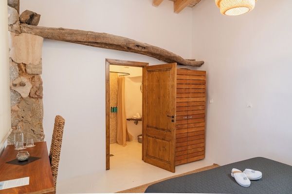 Quarto Duplo | Casa de banho | Um polibã, um secador de cabelo, toalhas fornecidas, sabão