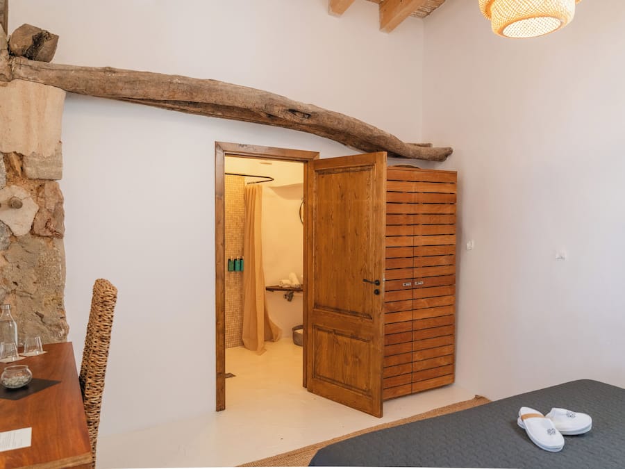 Quarto casal | Banheiro | Chuveiro, secador de cabelo, toalhas de banho, sabonete