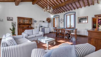 Apartamento Comfort | Sala de estar | Televisor de ecrã plano de 32 polegadas com canais por cabo