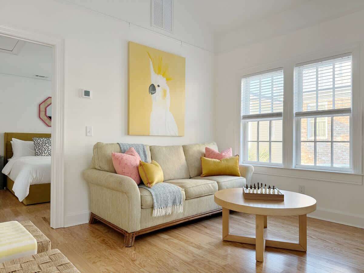 Sunny Downtown Savannah Carriage House - 서배너