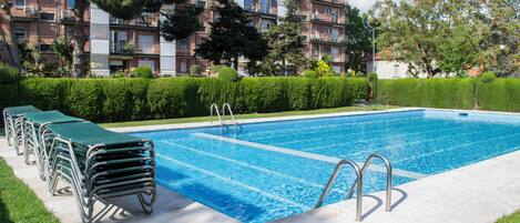 Piscina exterior sazonal