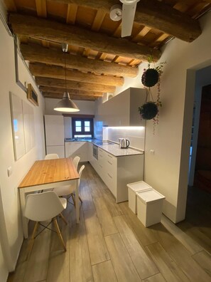 Apartamento luxo, vista para a cidade | Cozinha privada | Geladeira, micro-ondas, cooktop, chaleira elétrica