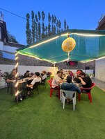 Fachada do alojamento (tarde/noite)
