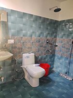 Quarto Duplo Deluxe, vista para o jardim | Casa de banho | Toalhas fornecidas, sabão, papel higiénico