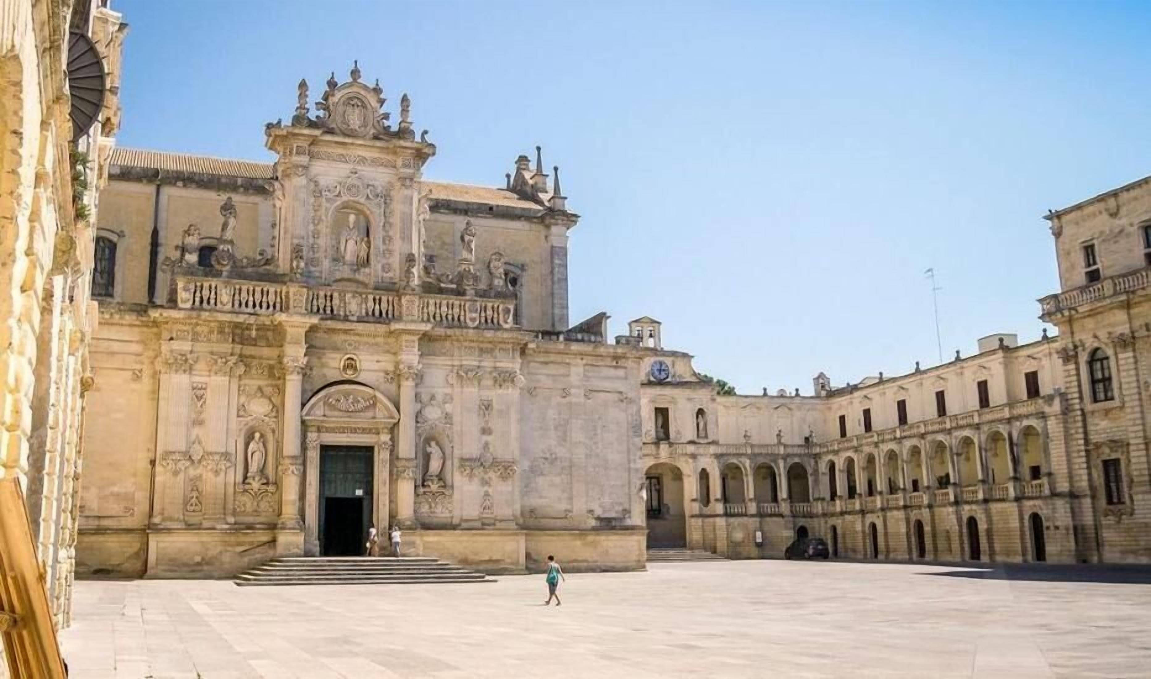 Um edifício histórico com uma entrada imponente, um pátio e arquitetura clássica.