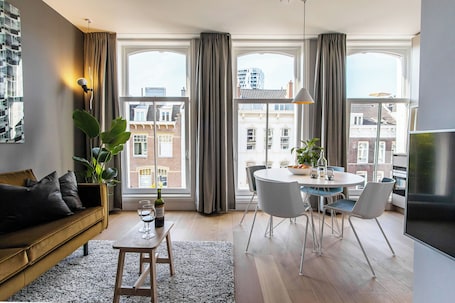 Darling City Apartment | Área de estar | TV de tela plana. OHotellMe