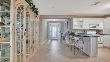 Apartamento Familiar, vista para o oceano | Cozinha privada | Um frigorífico/congelador grande, um micro-ondas, uma placa de cozinha