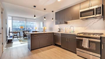 Apartamento superior, cozinha | Cozinha privada | Geladeira grande, micro-ondas, fogão, cooktop