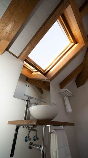 Apartamento | Casa de banho | Um secador de cabelo, toalhas fornecidas, sabão, champô