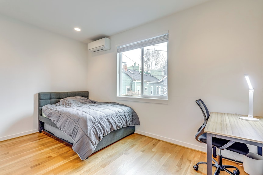 Walk To Uw: Townhome W/ Rooftop Patio! - Seattle, WA