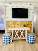 Cabine, pátio, vista para o lago | Sala de estar | Televisor de ecrã plano de 32 polegadas com canais por cabo