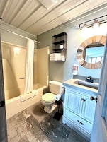 Quarto Individual, Vista para a cidade | Casa de banho | Uma combinação polibã/banheira, um secador de cabelo (mediante pedido) 