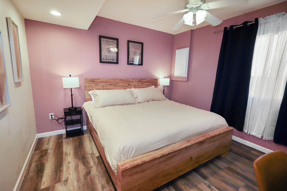 6 Private Bedrooms w HDTV & Desks, 3 Showers, Large Deck w/ Grill, NW ...