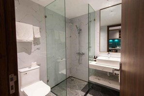 Quarto Duplo Deluxe, varanda | Casa de banho | Um polibã, um chuveiro fixo, artigos de higiene pessoal grátis 