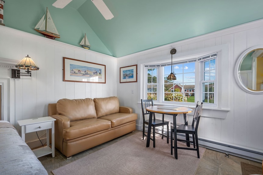 Seaside Escape At The Beach Cottage - Capo Cod, MA