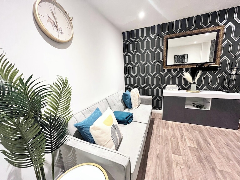 House - Sleeps 10 - Parking - Garden - Canterbury