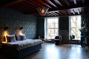 Quarto casal luxo | Roupas de cama premium, frigobar (abastecido com alguns itens grátis)