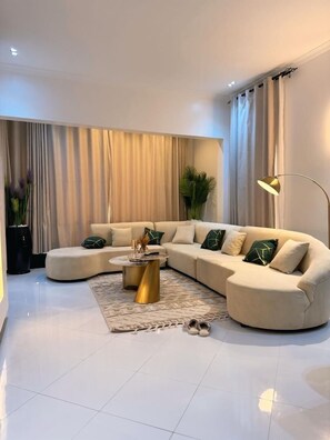 Apartamento de Luxo, Vista para a cidade | Sala de estar | Televisor