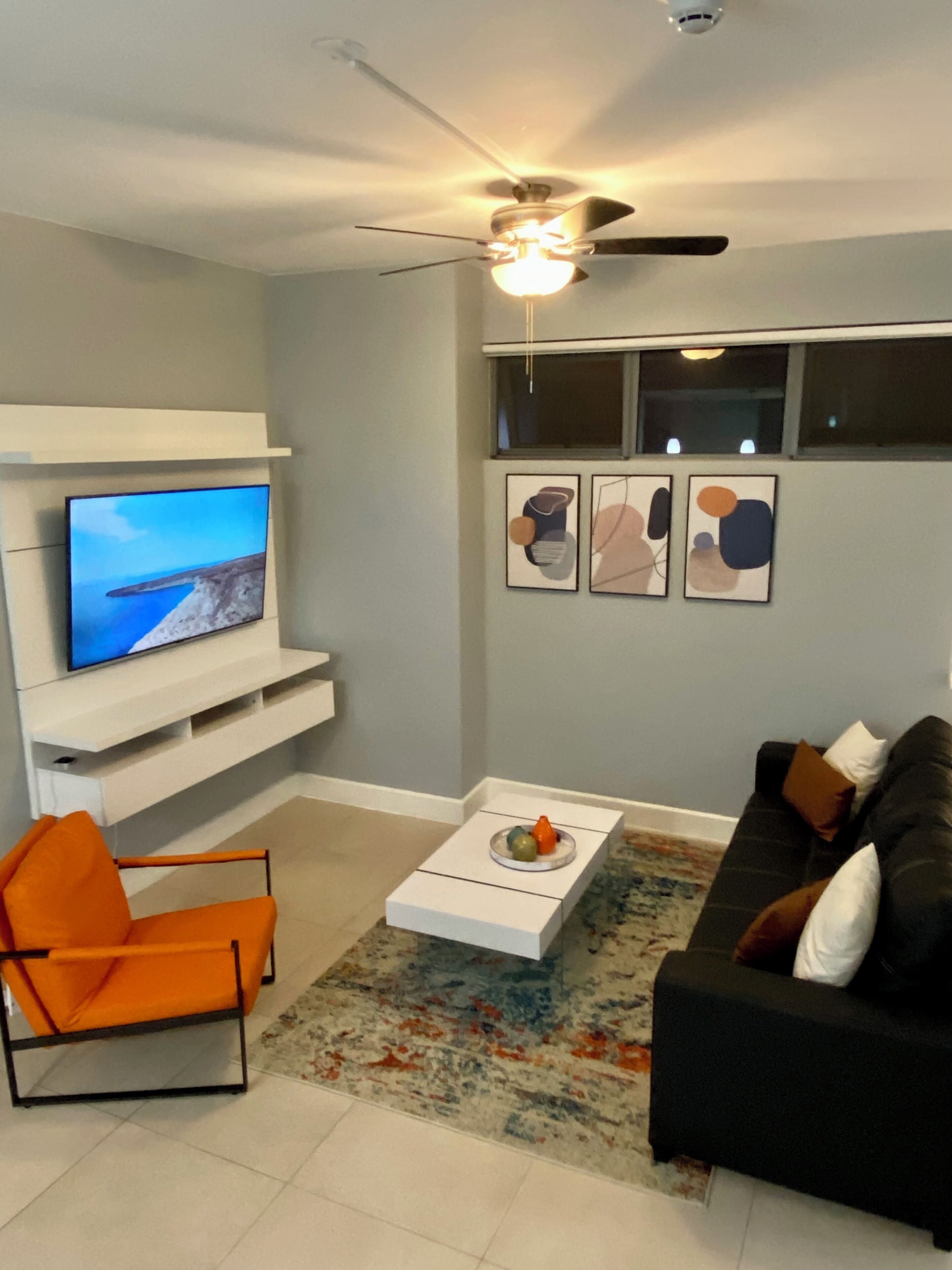 Modern 1 Bedroom Condo With Wifi, Ac, Hot Water, Gym,  Security & Elevator - Kingston