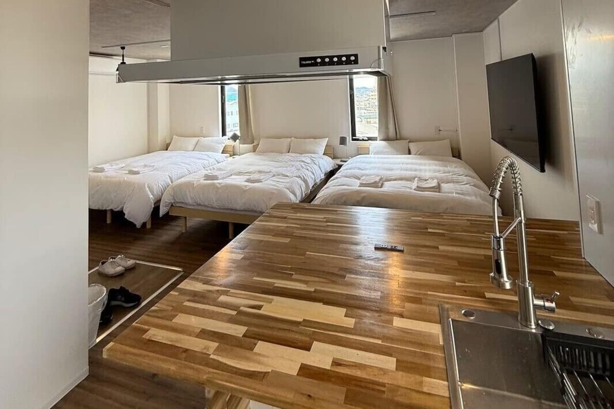 Quarto triplo conforto, para não fumantes, cozinha | Cortinas blackout, Wi-Fi de cortesia, roupa de cama