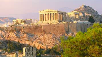 O Parthenon numa colina com vista para a cidade abaixo.