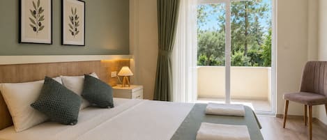 Quarto casal luxo, sacada, vista para o jardim | Roupas de cama premium, espaço de trabalho para notebook