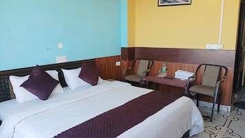 Quarto casal luxo, sacada, vista para a colina | Roupas de cama de algodão egípcio, roupas de cama premium