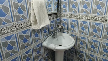 Quarto casal, sacada, vista para a colina | Banheiro | Produtos de toalete grátis, roupões de banho, chinelos, toalhas de banho