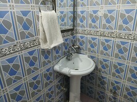Quarto Duplo, varanda, vista para a colina | Casa de banho | Artigos de higiene pessoal grátis, roupões, chinelos 
