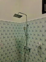 Quarto Duplo Standard, varanda, vista para a montanha | Casa de banho | Artigos de higiene pessoal grátis, roupões, toalhas fornecidas, sabão