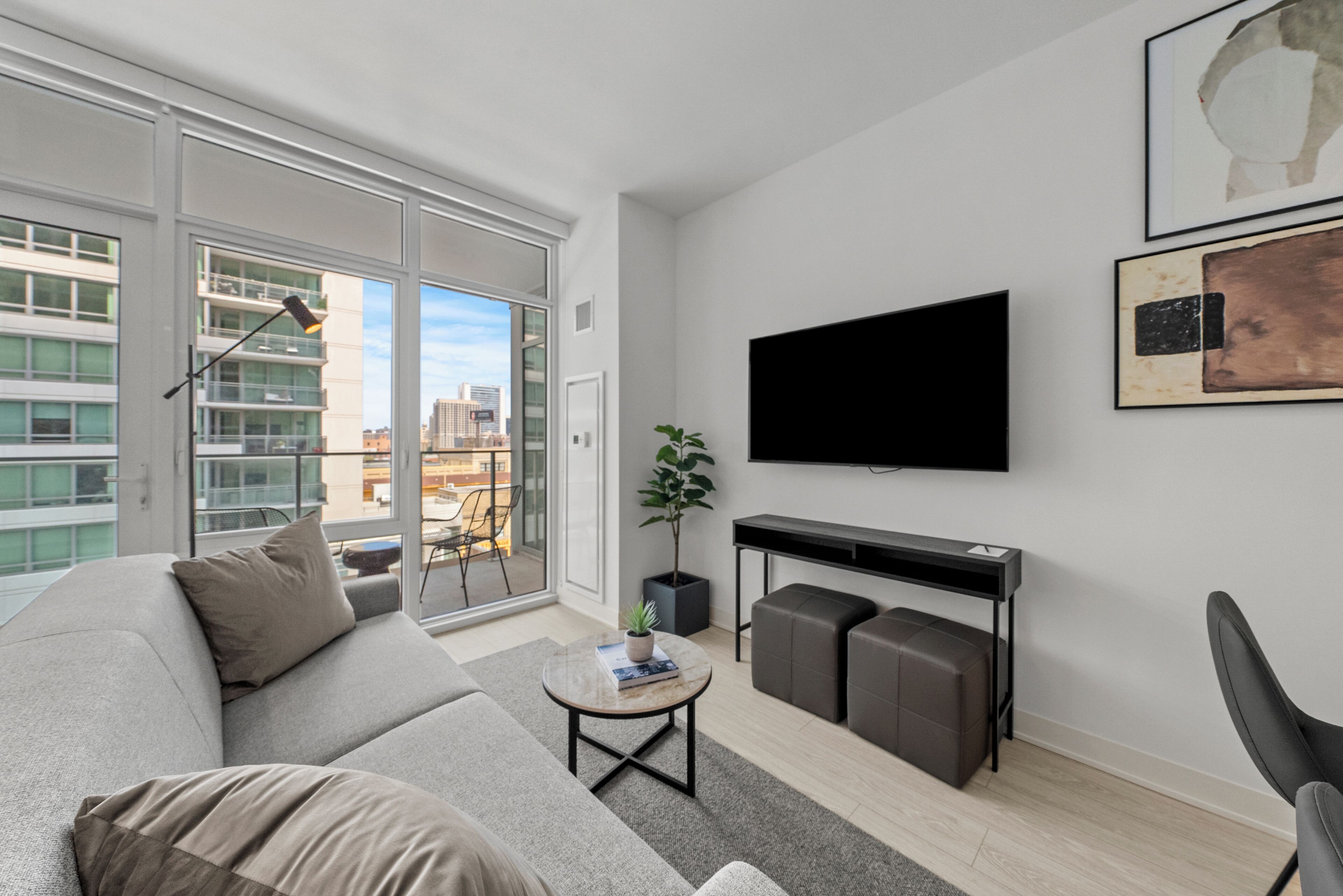 Luxury West Loop Suites: Your Chicago Stay With Modern Comfort & Resort Perks - Chicago, IL